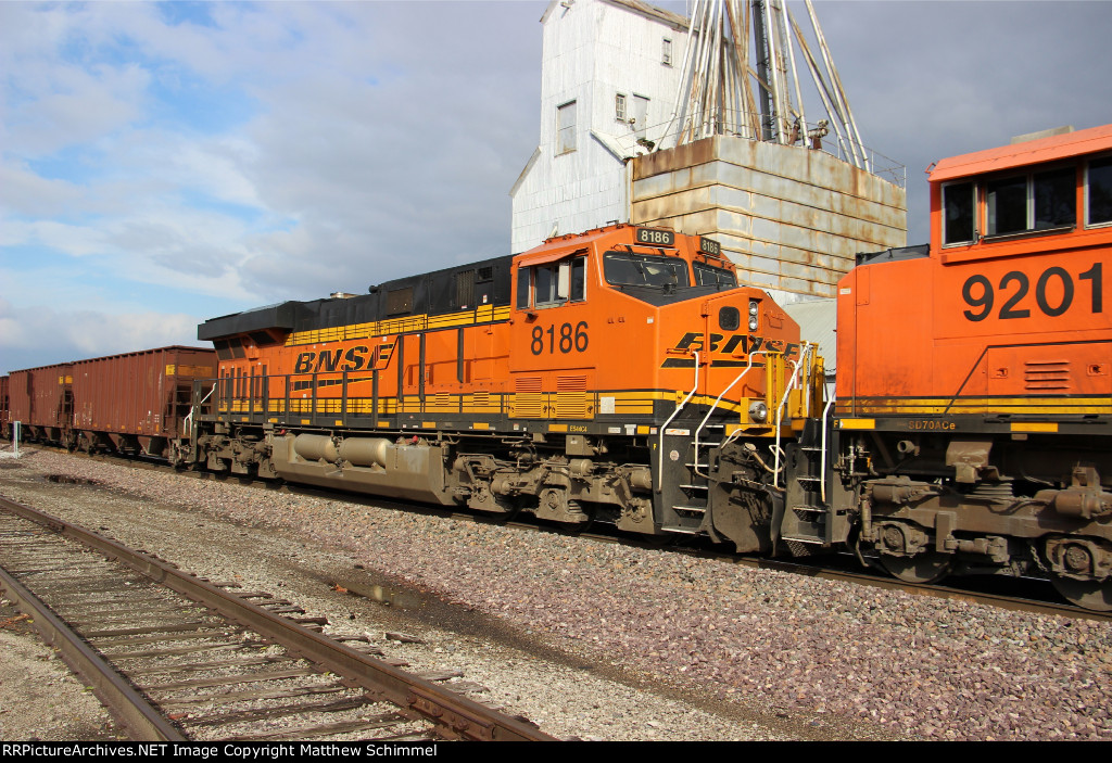 BNSF 8186